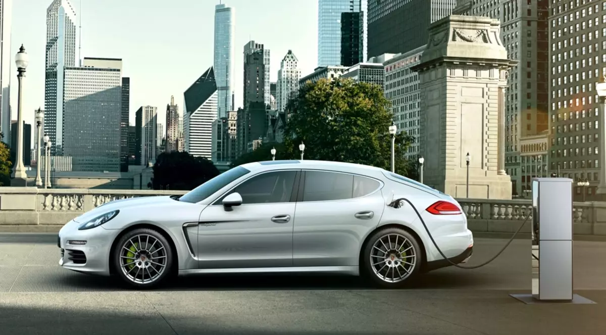 Porsche Panamera வசந்த தொடக்கத்தில் முழுமையாக மேம்படுத்தப்பட்டது 30325_5