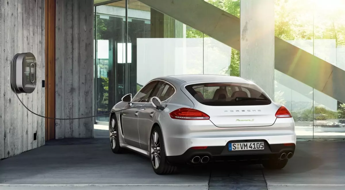 Porsche Panamera வசந்த தொடக்கத்தில் முழுமையாக மேம்படுத்தப்பட்டது 30325_6