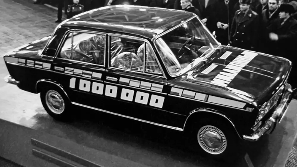 Do 21. decembra 1973. prikupljen je prvi milion automobila na VAZ-u. Jubilej je postao, naravno, VAZ-2103