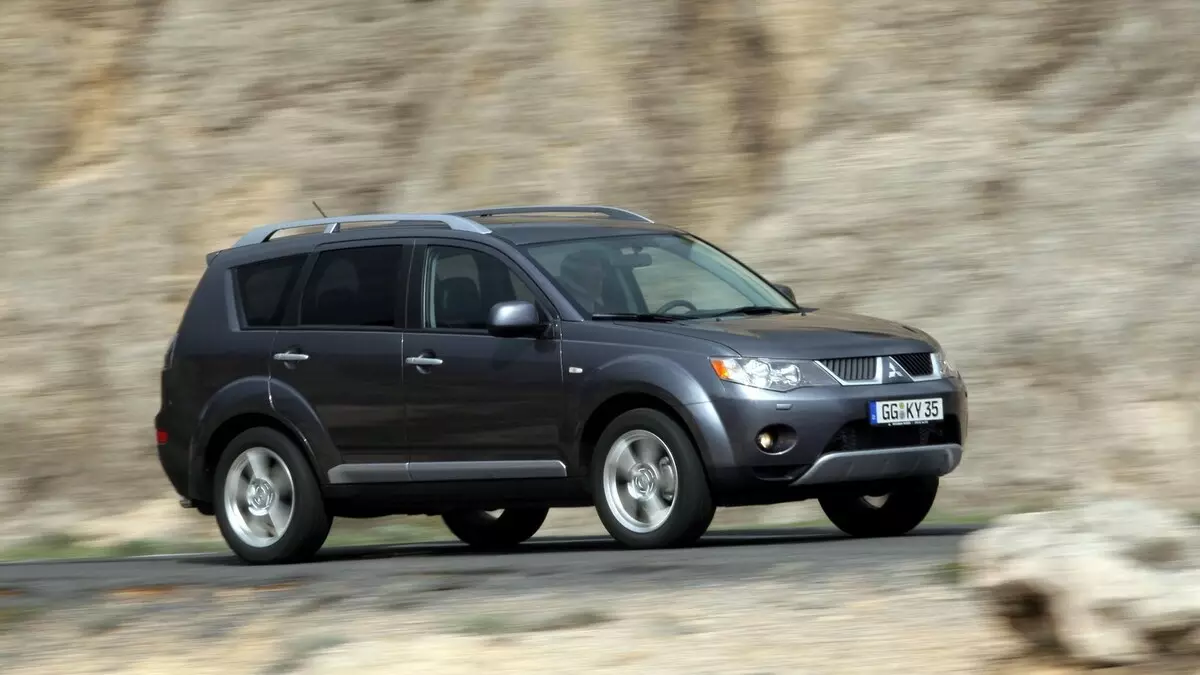 Yn y llun: Mitsubishi Outlander '2007-09