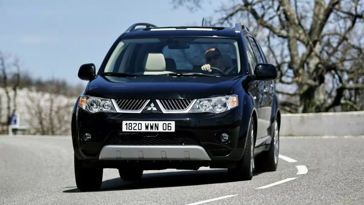 Yn y llun: Mitsubishi Outlander '2007-09