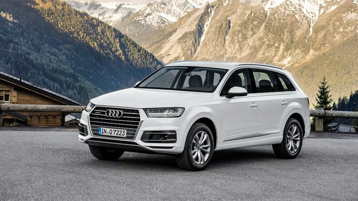 Amerikan Audi Q7 kapotyň aşagyndadyr 