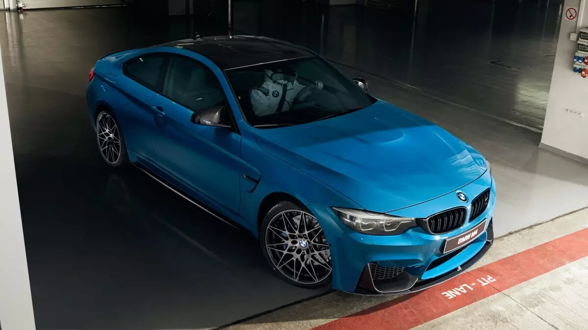 BMW begynte russisk salg M4 Coupe i en spesiell versjon av konkurransen 30499_2