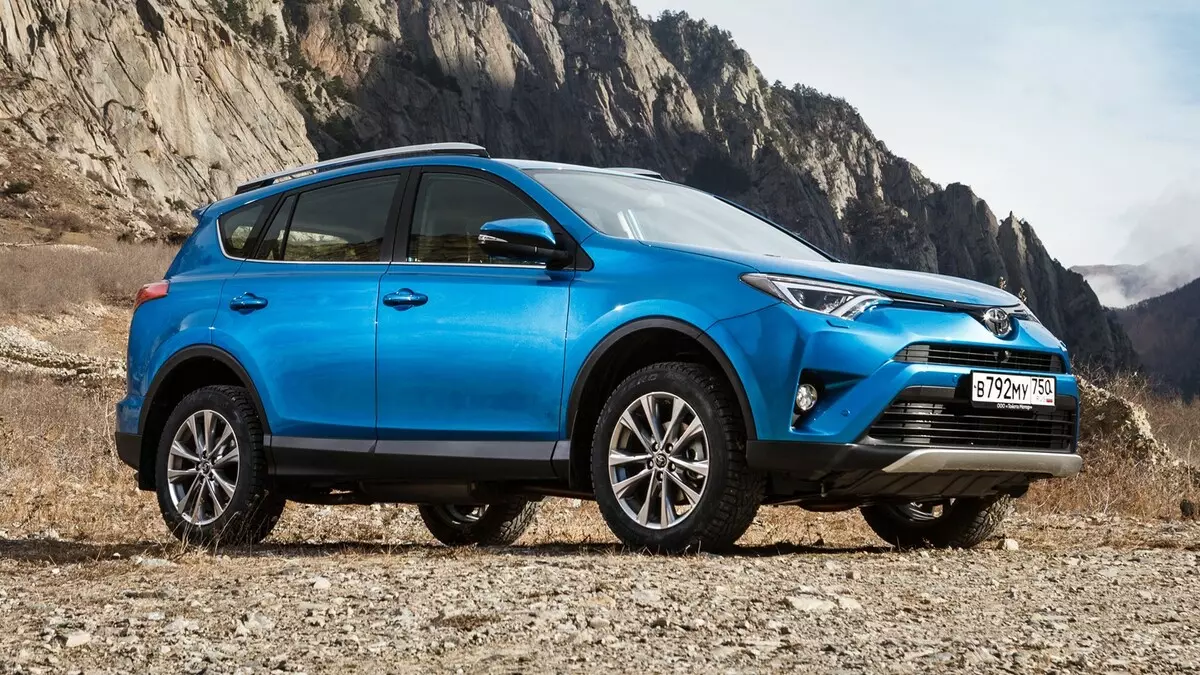 புகைப்படத்தில்: டொயோட்டா Rav4.