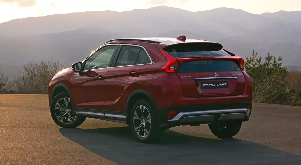 Mitsubishi a dit quand Crossover Eclipse Cross apparaît en Russie 30589_6