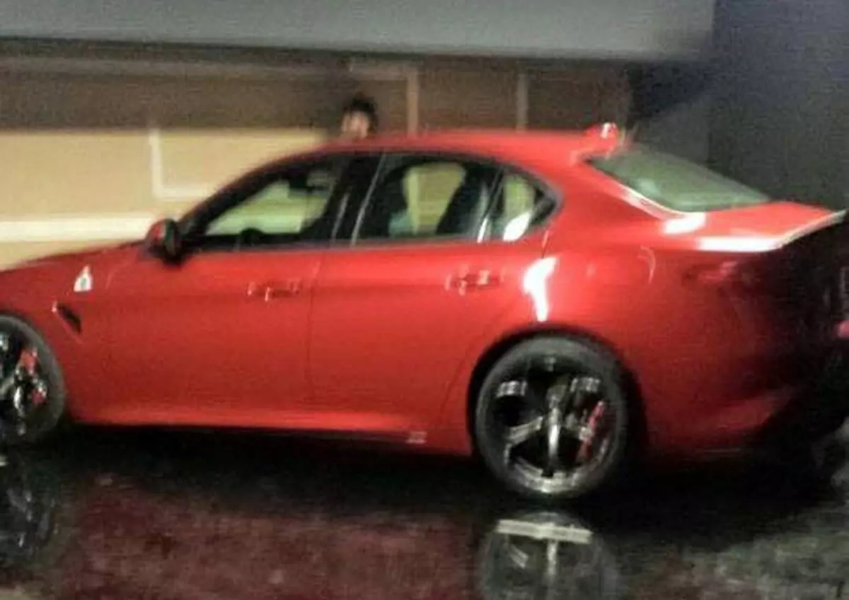 Alfa Romeo Giulia "Lit Up" sa larawan ng larawan bago ang premiere