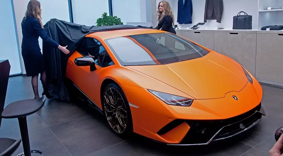 Sa Lamborghini, giingnan nila kung makita ang Urus Crossover sa Russia 30769_4