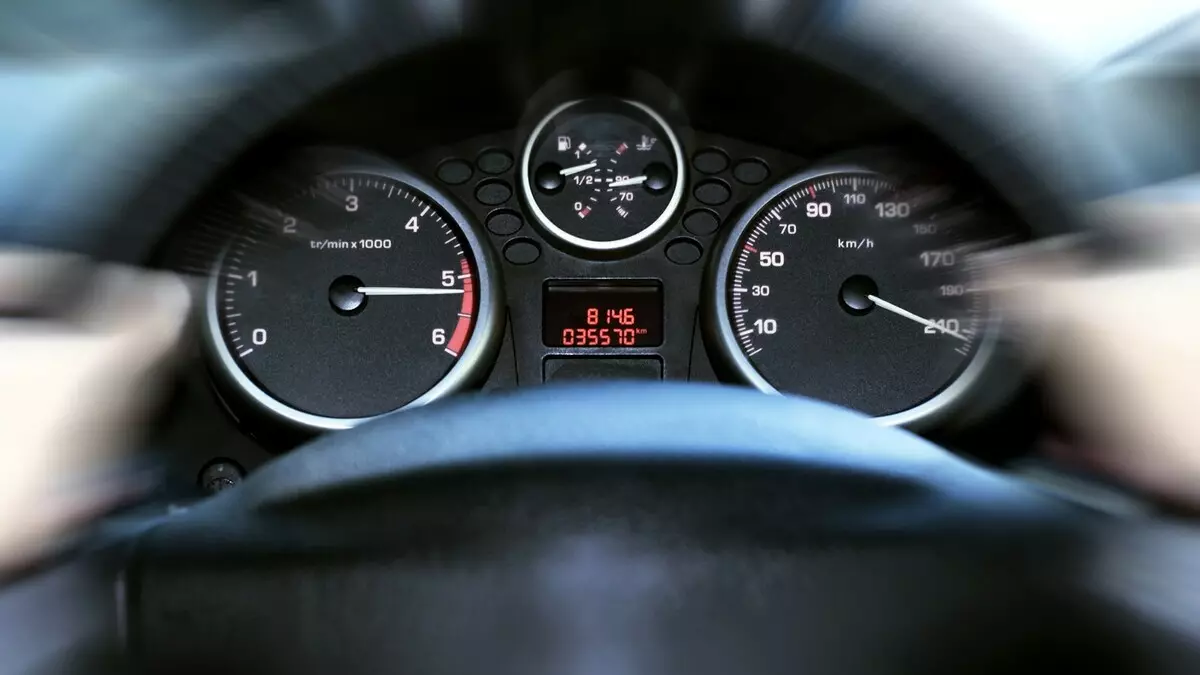 Car Panel Instrument Speedometer och Tachometer (grunt DOF)