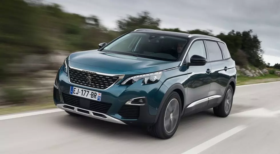 تصویر میں: نیا Peugeot 5008.