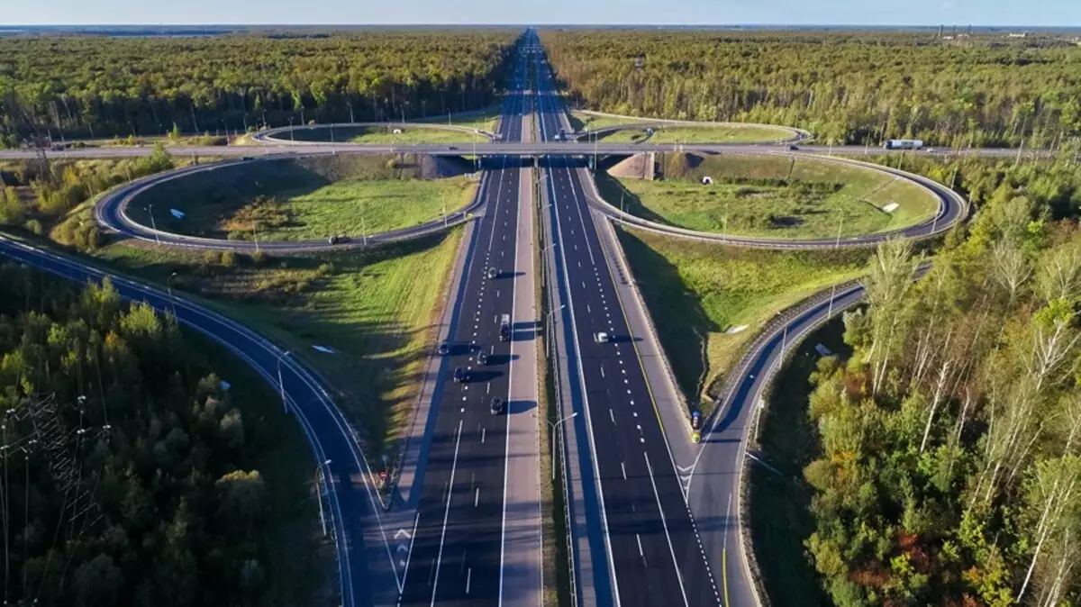 A tengerpart felé vezető úton: a fizetett autópályán M-4 