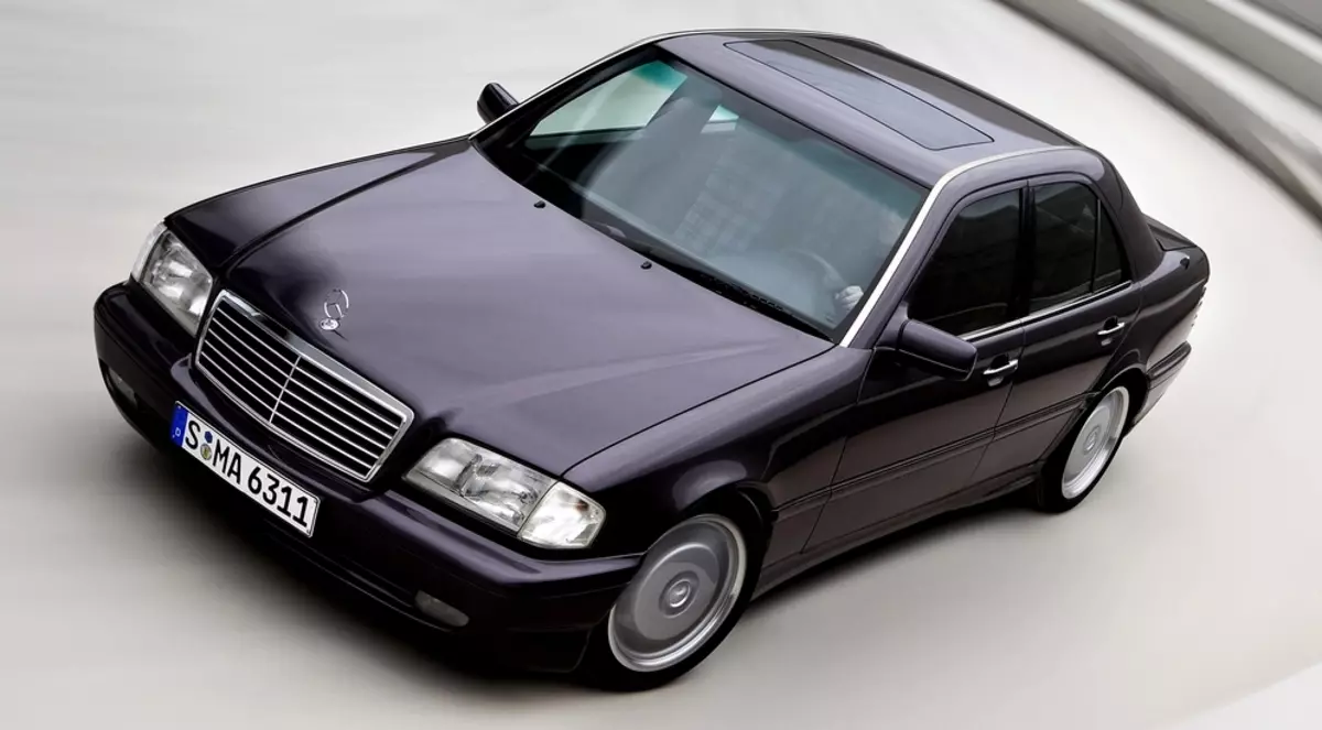 Mercedes-Benz C-Class W202 ကိုဘယ်လို 0 ယ်ရမလဲ။ ကီလိုမီတာတစ်ဝက်ကီလိုမီတာဝက်ကန့်သတ်ချက်မှာကန့်သတ်ချက်မဟုတ်ဘူး 31049_1