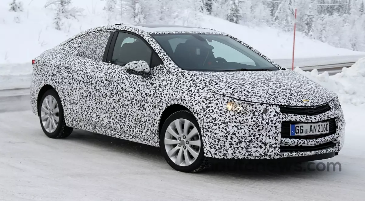 spied-chevrolet-cruze-facelift-003-520x346.jpg