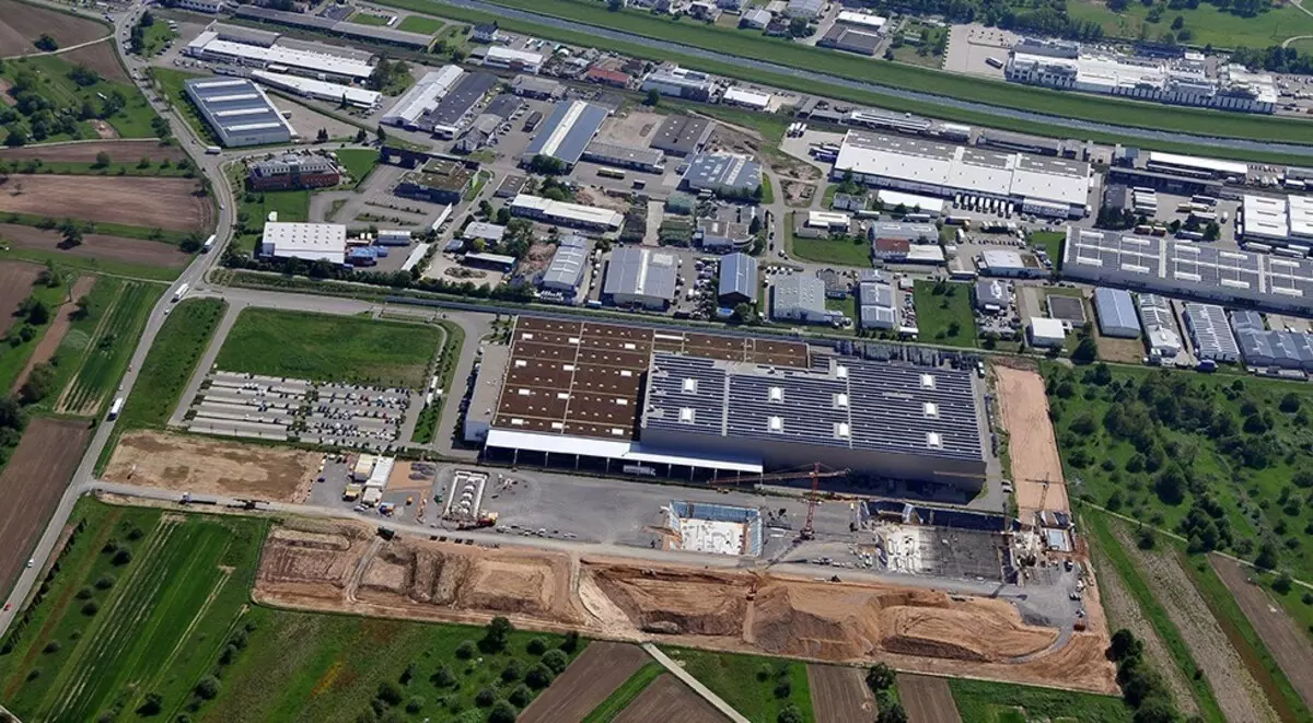 Στη φωτογραφία: εργοστάσιο Mercedes-Benz στο Rastatt, Γερμανία