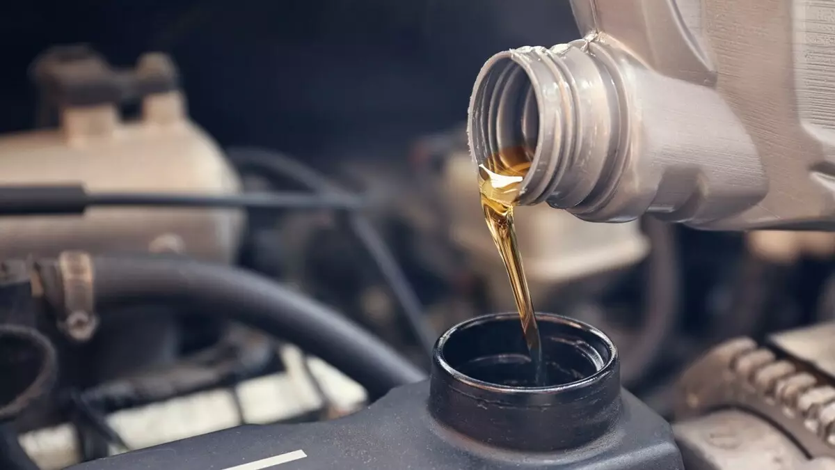 Verter aceite al motor del coche, de cerca