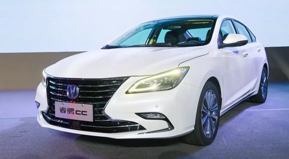 Changan şirkətinin şirkəti yeni bir sedan təqdim etdi 31625_1