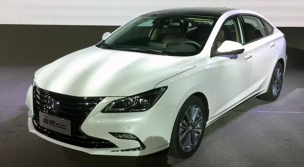 Changan'ın şirketi yeni bir sedan tanıttı 31625_2