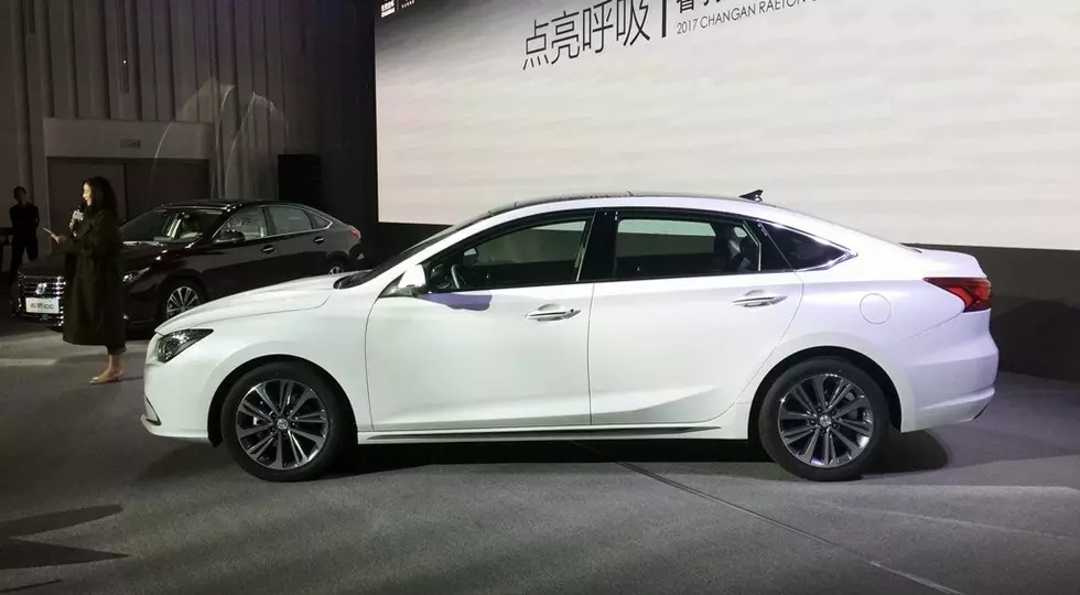 La companyia de Changan va introduir un nou sedan 31625_3