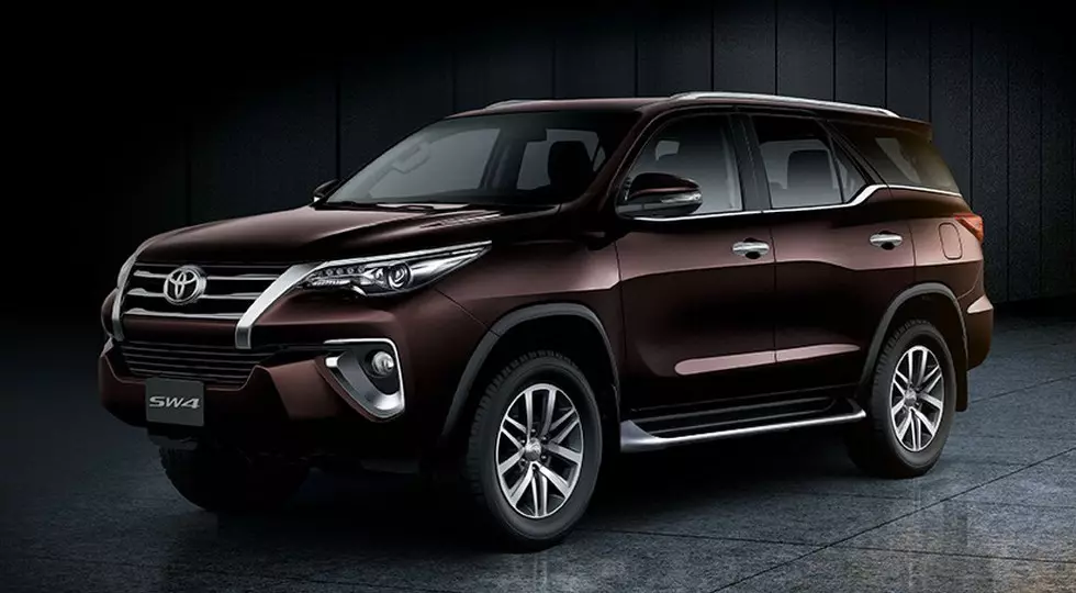 Tá leagan sómhar forbartha ag Toyota don SUV Fortuner 31641_7