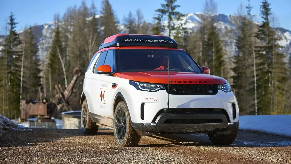 With drone on the roof: Land Rover Discovery prepared for the Red Cross