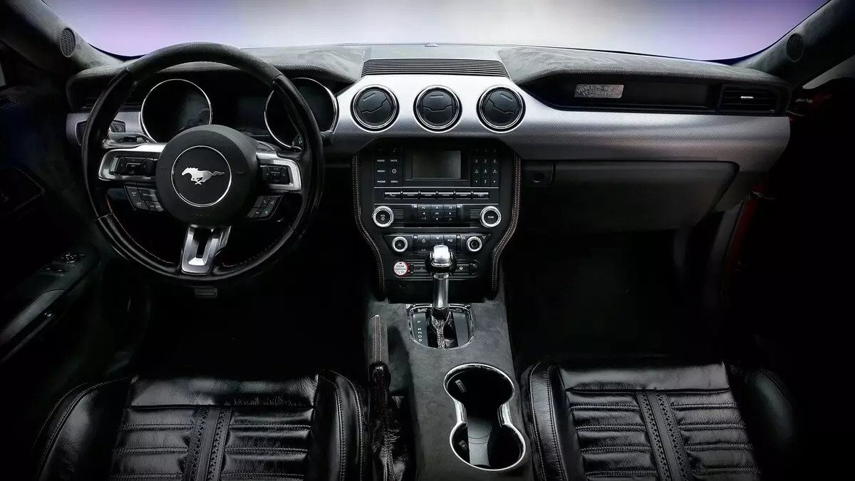 Kulit Mustang yang mengemudi didekorasi dengan interior mesin dengan nama yang sama 31665_1