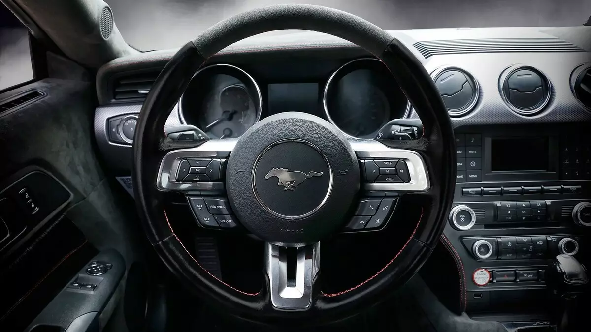 Kulit Mustang yang mengemudi didekorasi dengan interior mesin dengan nama yang sama 31665_2