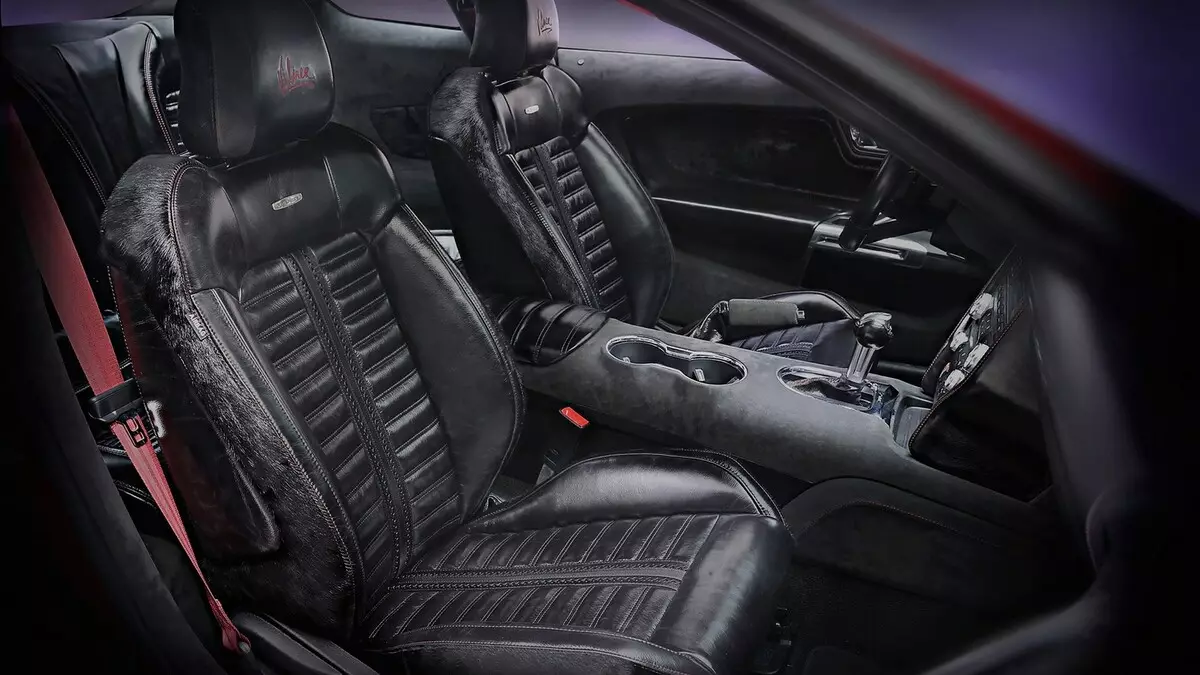 Kulit Mustang yang mengemudi didekorasi dengan interior mesin dengan nama yang sama 31665_3