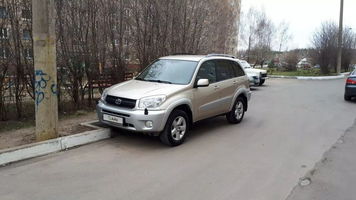 مانند نوا، فقط بهتر است: آیا ارزش خرید تویوتا RAV4 II را برای 500 هزار روبل خریداری کنید 31681_11