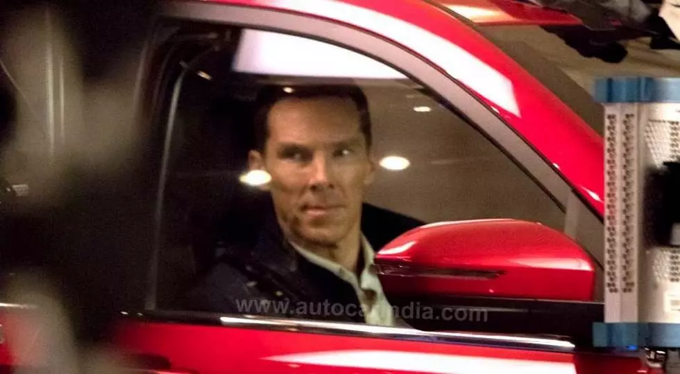 Benedict Cumberbatch lái xe MG Hector