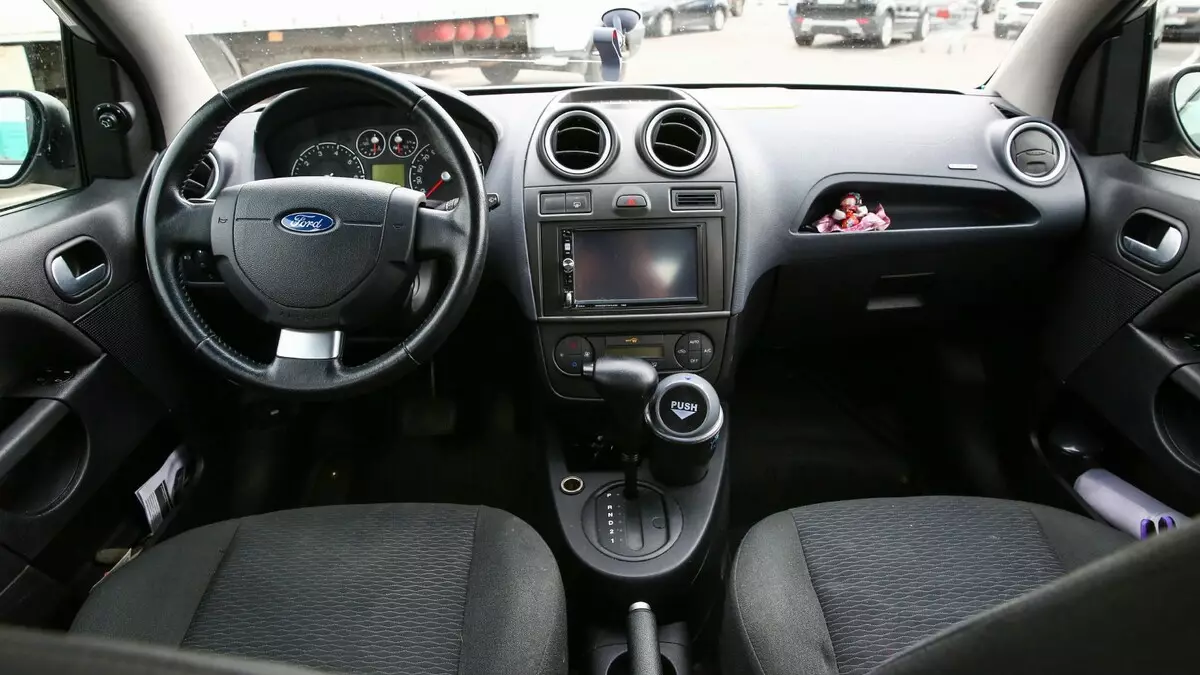 Ford Fiesta v жүгіріспен: қол жетімді генератор және сыртта және ішіндегі пластик 31929_14
