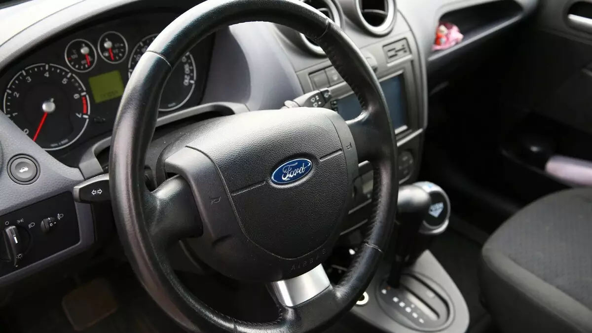 Ford Fiesta V kilometrajearekin: hosto-sorgailua eta plastiko hauskorra kanpoan eta barruan 31929_15