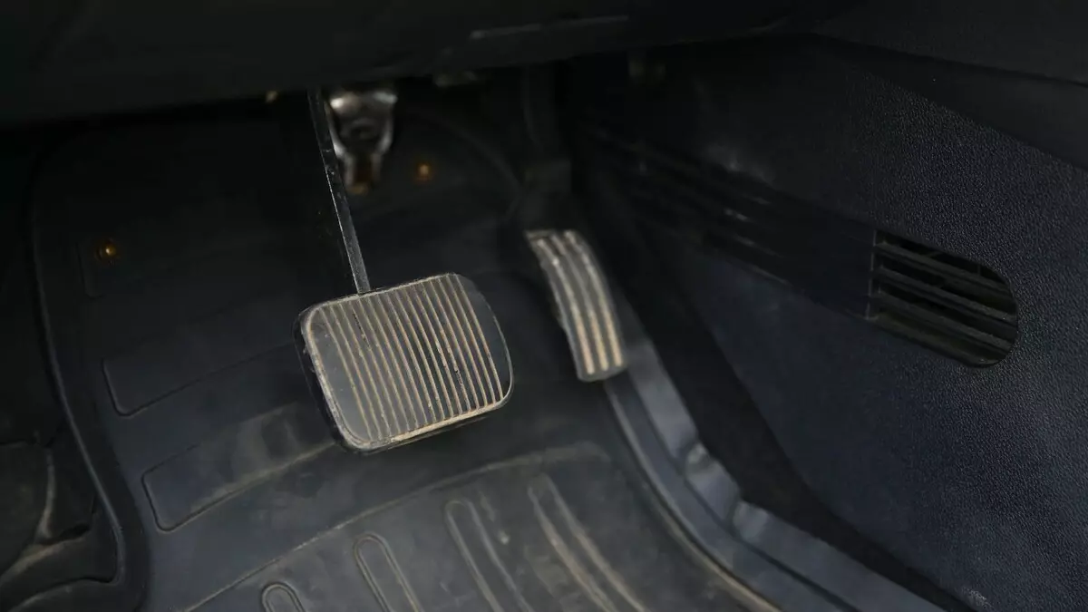 Ford Fiesta V kilometrajearekin: hosto-sorgailua eta plastiko hauskorra kanpoan eta barruan 31929_19