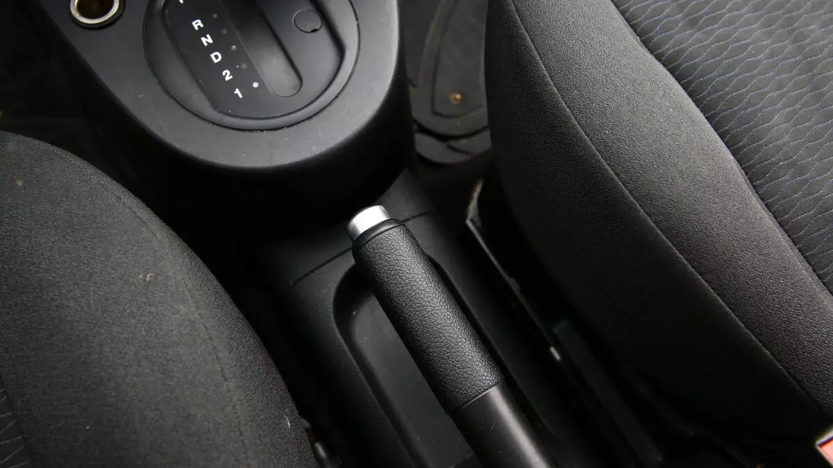 Ford Fiesta V na mileage: jenereta ngumu na kufikia na plastiki brittle nje na ndani 31929_20