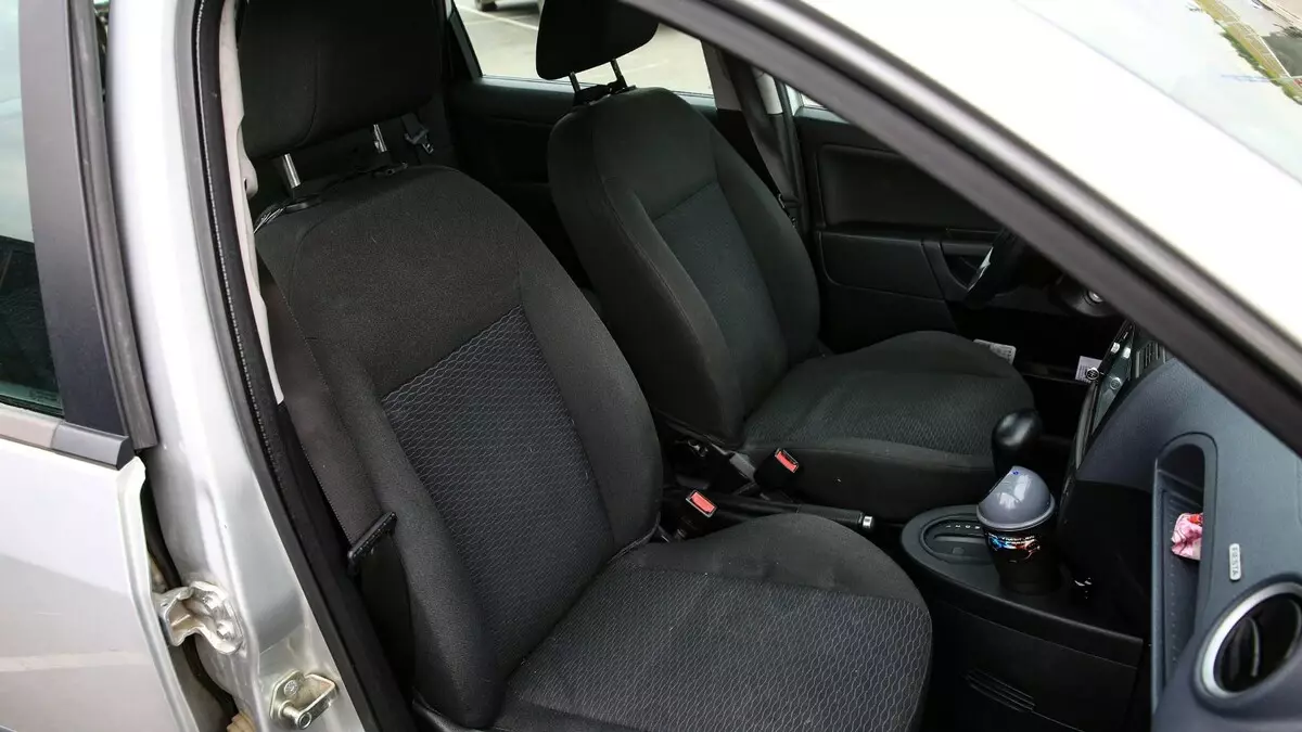 Ford Fiesta V na mileage: jenereta ngumu na kufikia na plastiki brittle nje na ndani 31929_22