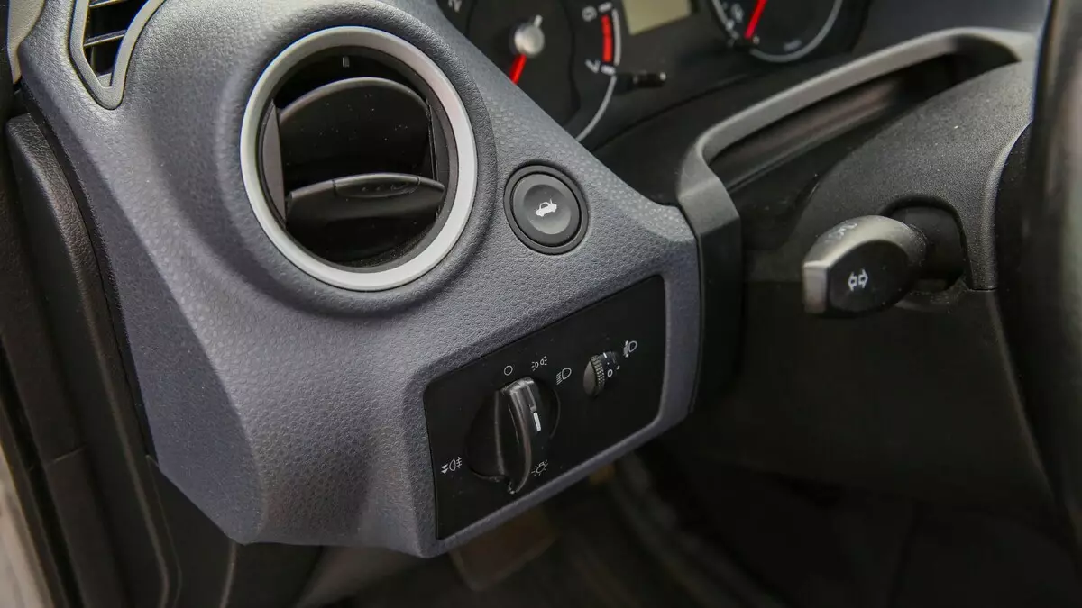 Ford Fiesta V kilometrajearekin: hosto-sorgailua eta plastiko hauskorra kanpoan eta barruan 31929_25