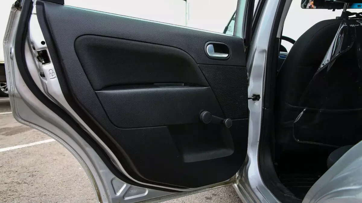 Ford Fiesta v me kilometrazhin: gjenerator të vështirë për t'u arritur dhe plastike të brishtë jashtë dhe brenda 31929_27