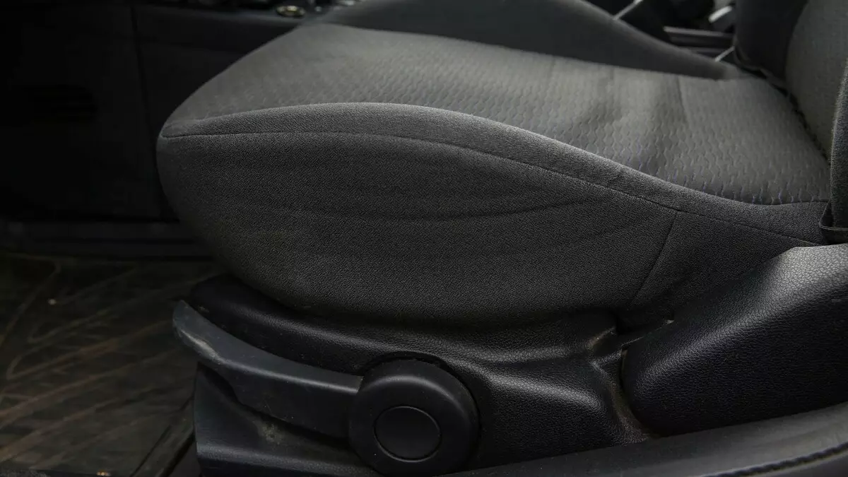 Ford Fiesta V mit Kilometerstand: Hard-to-Rach-Generator und spracher Kunststoff draußen und innen 31929_29