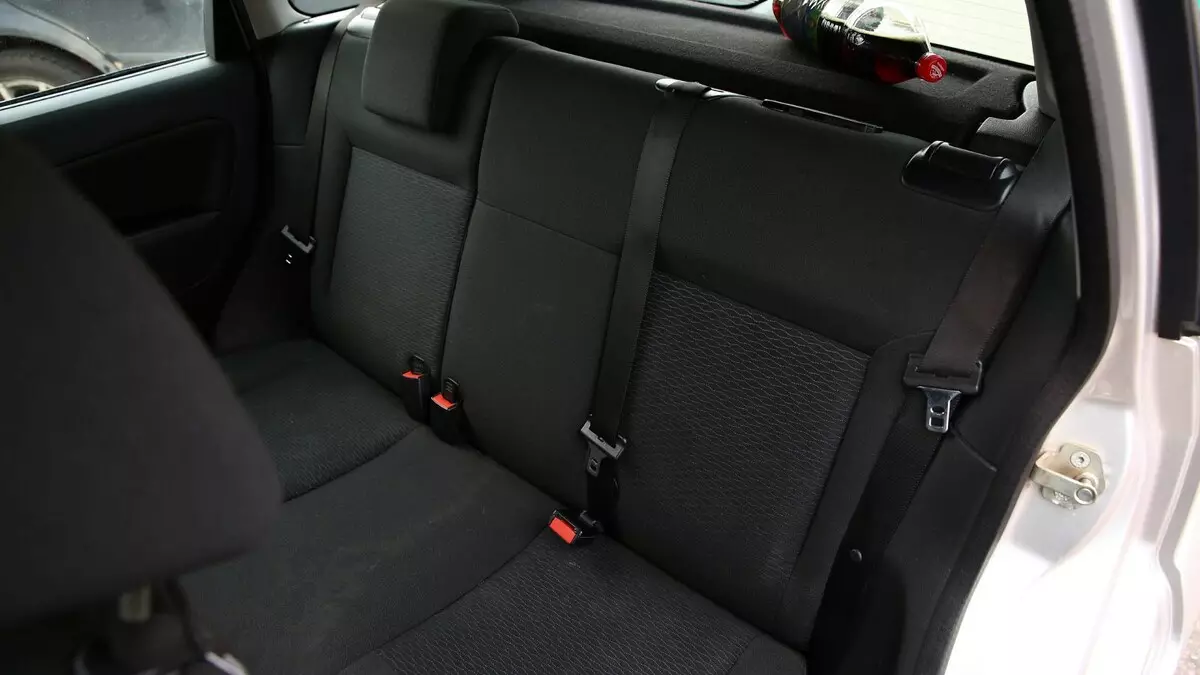 Ford Fiesta V na mileage: jenereta ngumu na kufikia na plastiki brittle nje na ndani 31929_32