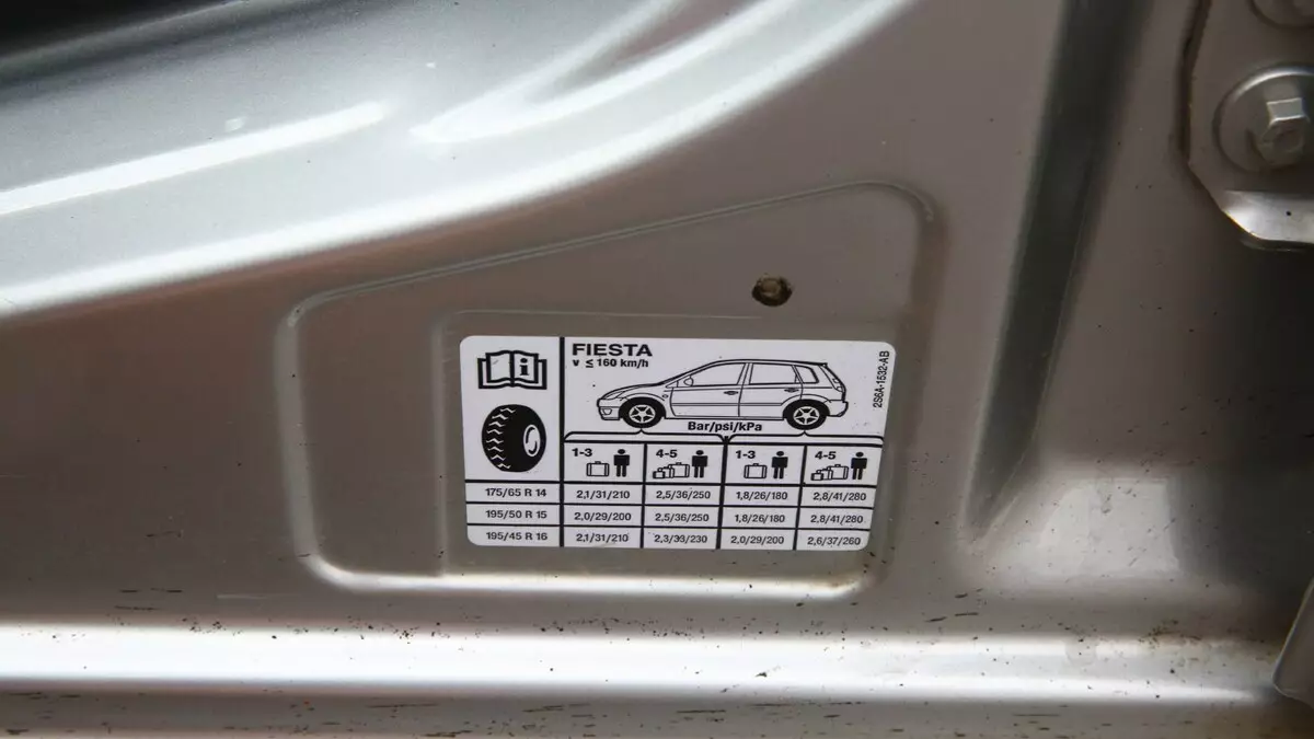 Ford Fiesta v hamwe na Mileage: Hafi-to-kugera kuri plastike hamwe na plastike hanze kandi imbere 31929_6