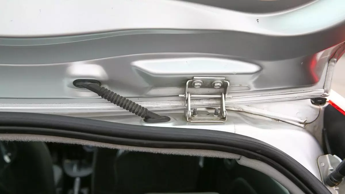 Ford Fiesta V na mileage: jenereta ngumu na kufikia na plastiki brittle nje na ndani 31929_9
