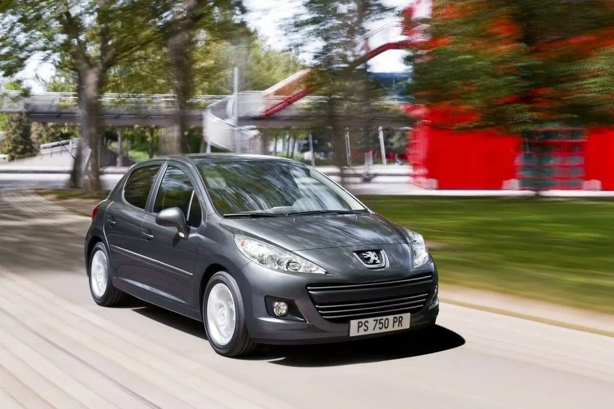 Vaut-il la peine d'acheter Peugeot 207 pour 300 mille roubles 32269_1