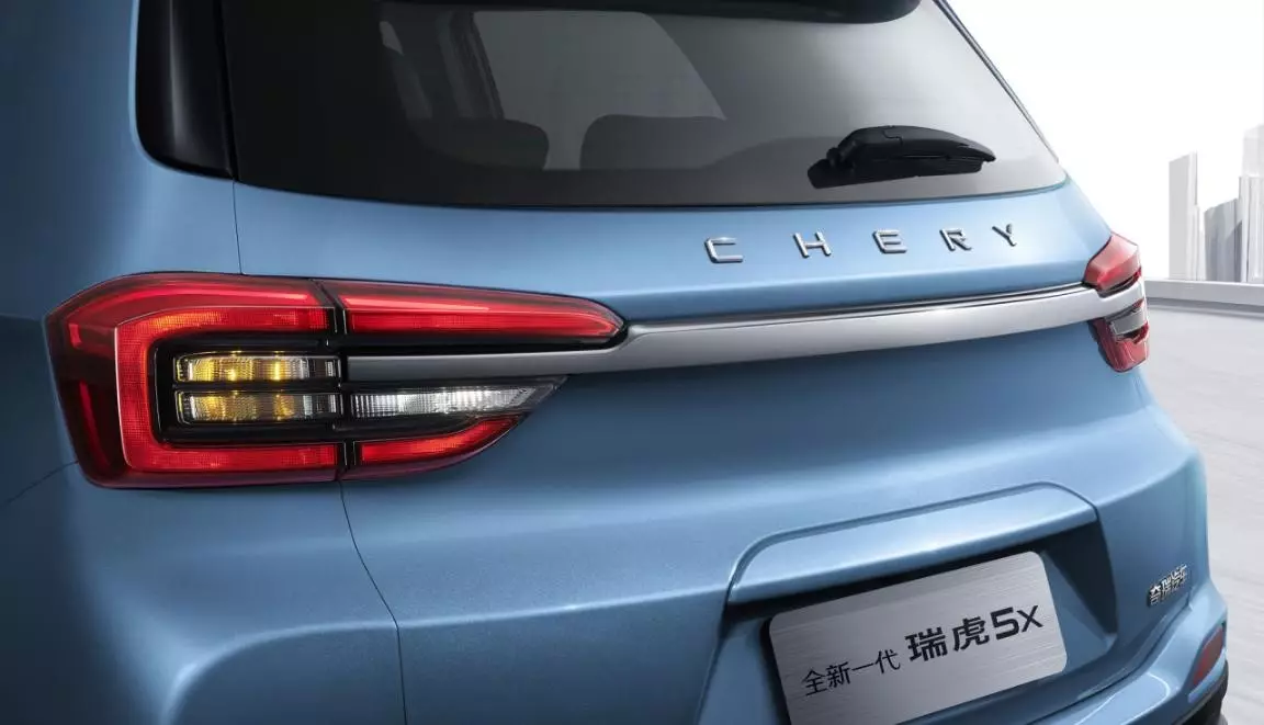 Once again, the updated Tiggo 4: Chery intriguits, but the cross is already revealed (the salon, like the senior SUV) 32328_3