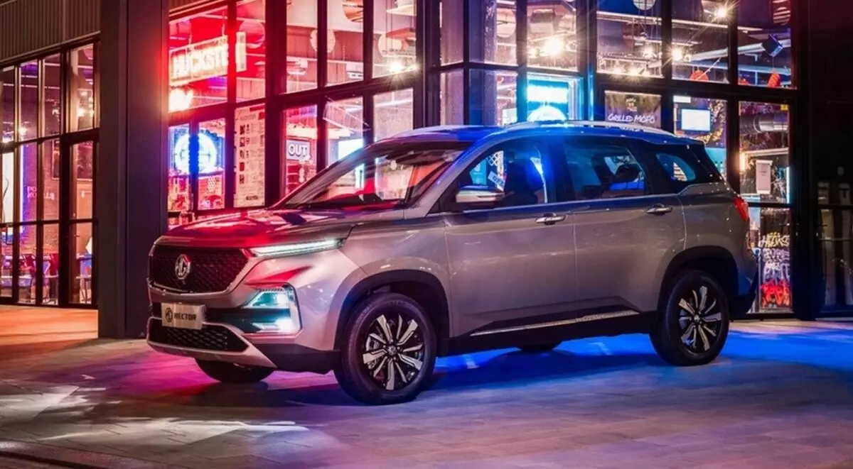 MG Hector Crossover surpaséiert huet Chevrolet Captiva 32349_2