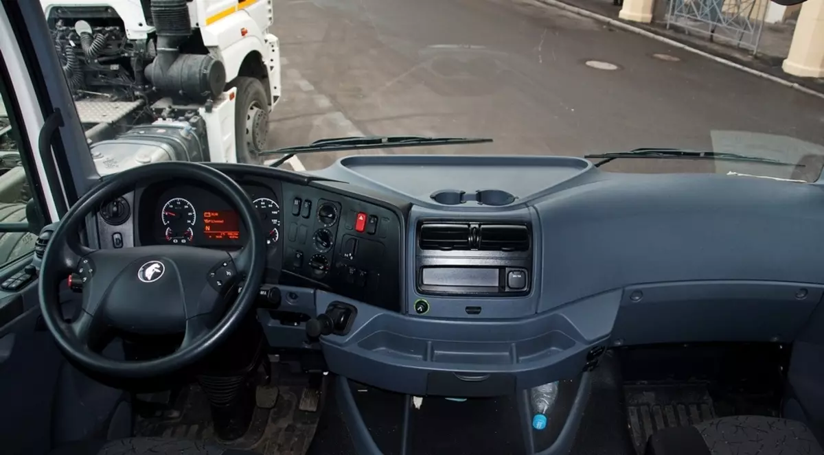 Let me, I ma jirrikonoxxu inti fil għamla: test drive Kamaz-5490 32504_5