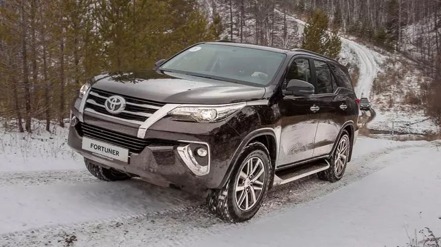 Абноўлены пазадарожнік Toyota Fortuner: Падпраўленая знешнасць, але маторы ранейшыя 32527_4