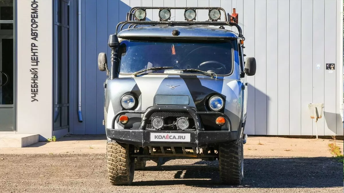 UAZ 3962 հացաթխման առջեւի տեսքում