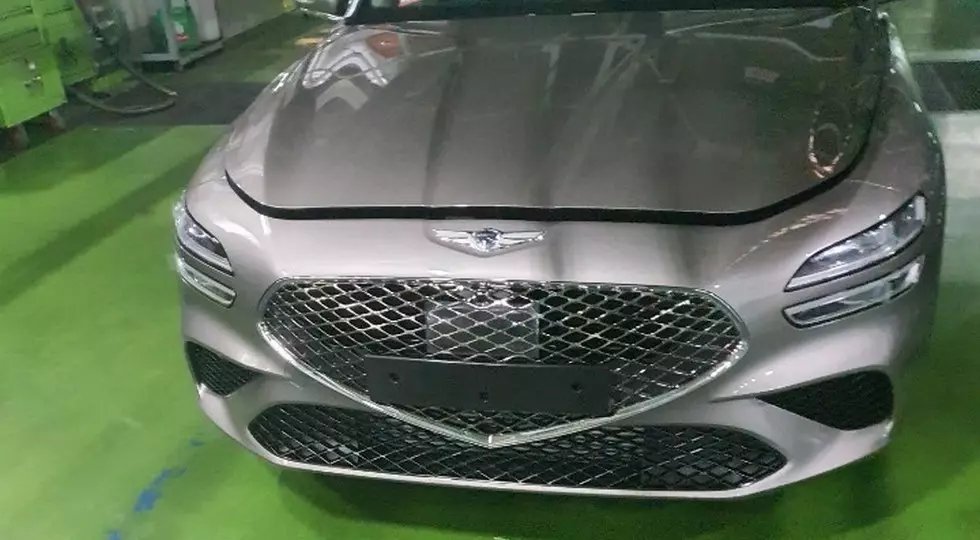 IGenesis G70 Sedan ihlaziywa kwisitayile semodeli ephezulu. Kwaye iseyinqwelo 32648_3