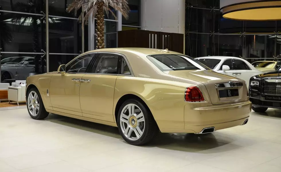Natanggap ng Rolls-Royce Ghost ang pinakamayamang bersyon para sa Abu Dhabi 32657_4