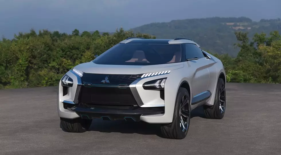 อัปเดต Mitsubishi Eclipse Cross ในรูปแรกและวิดีโอ: การออกแบบ 