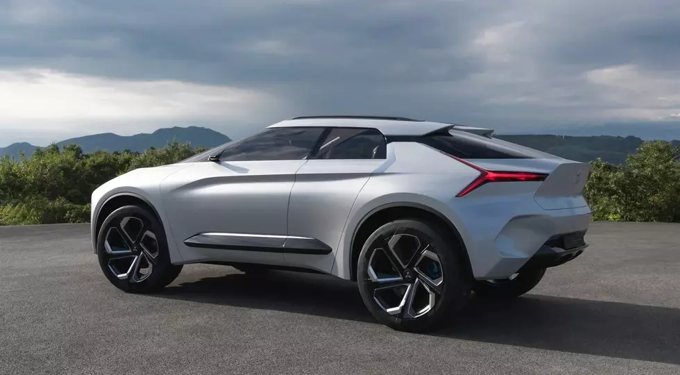 Aġġornat Mitsubishi Eclipse Cross fl-ewwel ritratti u video: 