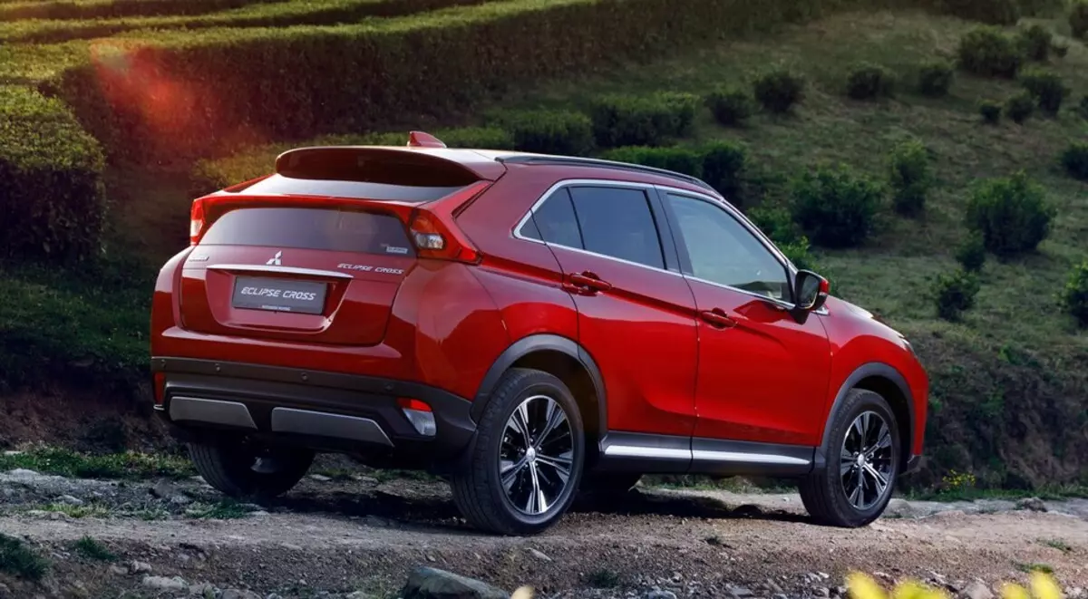 อัปเดต Mitsubishi Eclipse Cross ในรูปแรกและวิดีโอ: การออกแบบ 